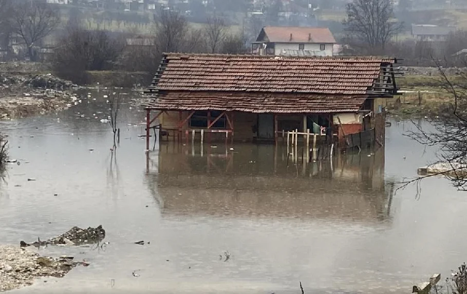 NEVRIJEME U CRNOJ GORI: Oštećeni putevi, voda prodire u kuće, ugrožena naselja (FOTO) | Slobodna ...